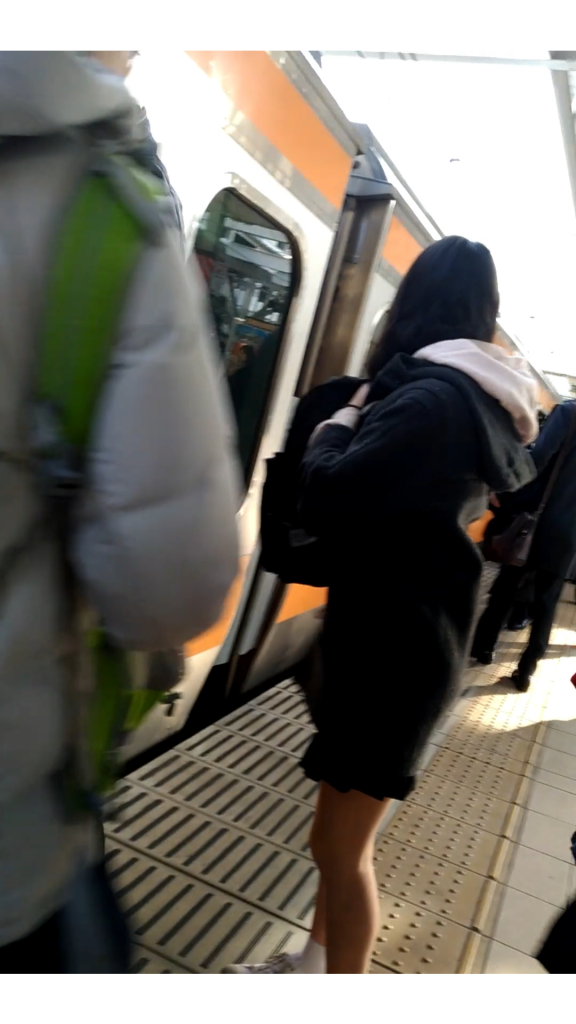 触れる指先。JK、満員電車。 – JPORU