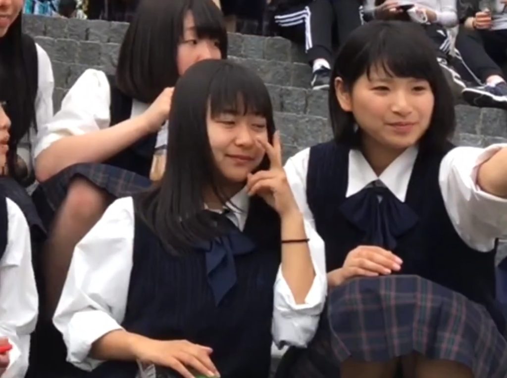 【正面パンチラ】女子トーク中の仲良しJKの綿パン – JPORU