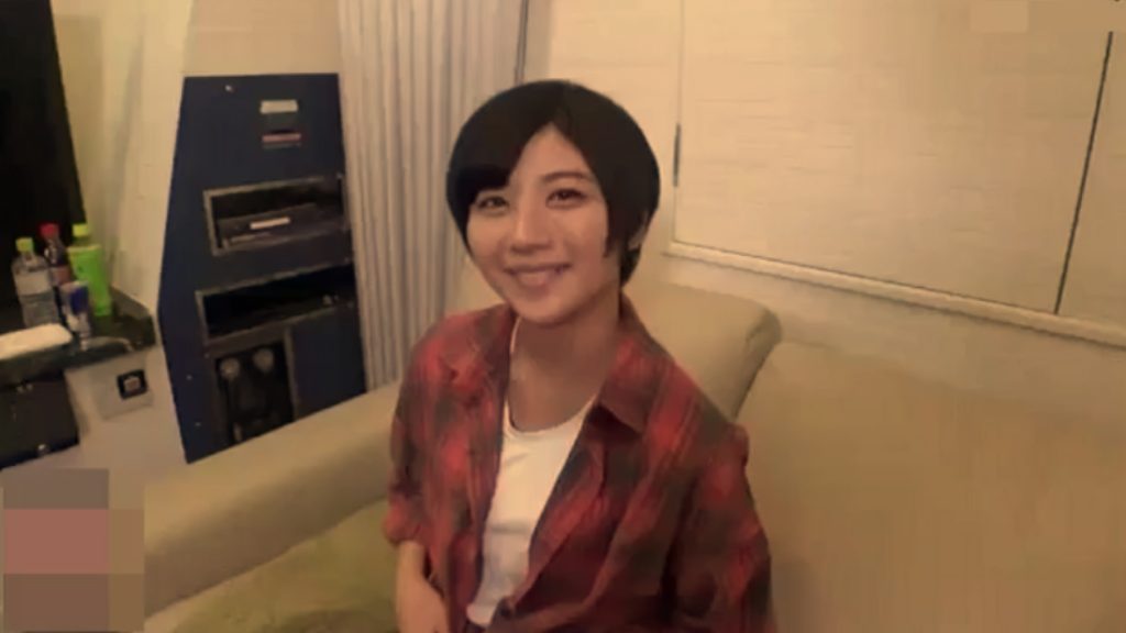 【個人撮影】20歳のボーイッシュ女子大生 大好きなおじさんチンポに馬乗り騎乗位でピースしながらイきまくる！ – JPORU